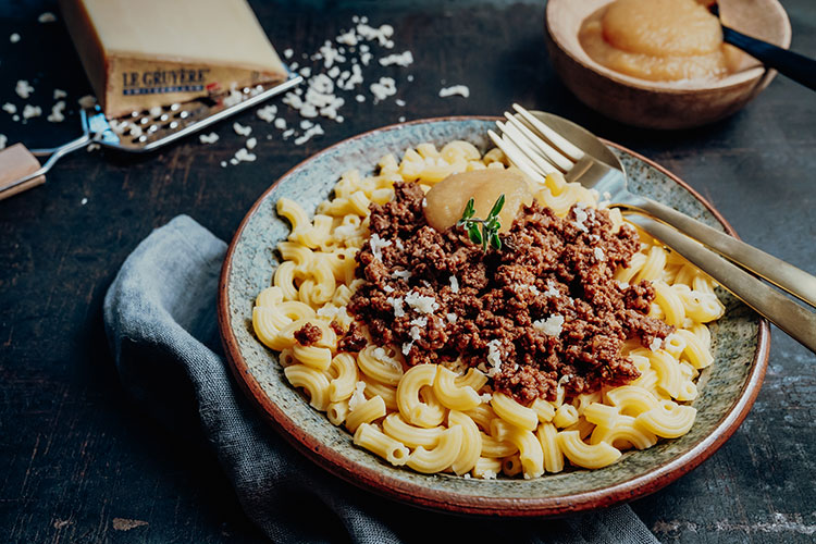 Ghackets mit Hörnli, Apfelmus und Le Gruyère AOP