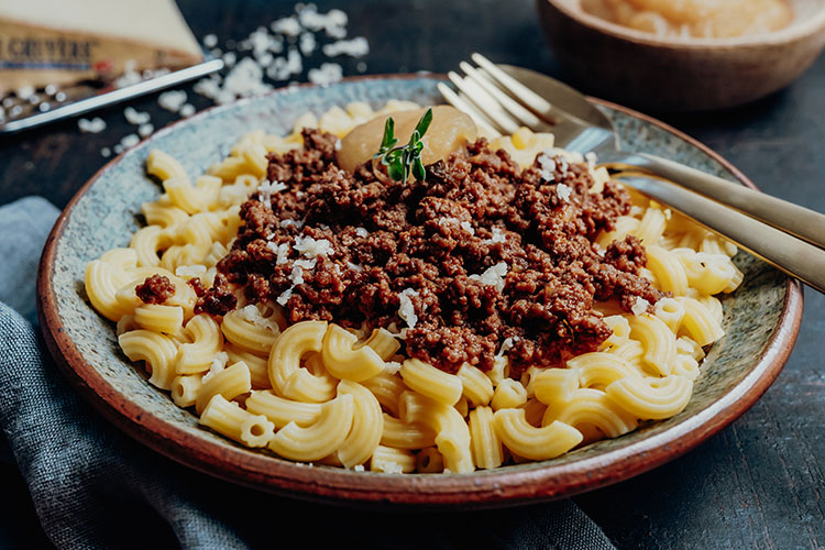 Ghackets mit Hörnli, Apfelmus und Le Gruyère AOP